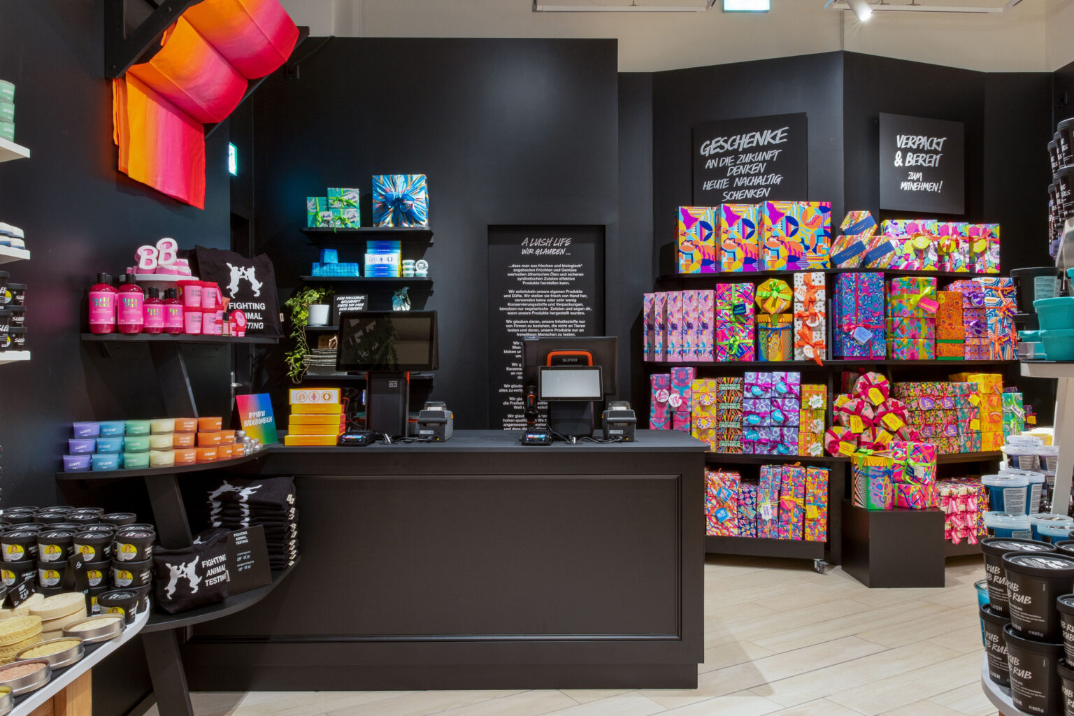 LUSH cosmetics use Polygood® panels in 30 stores worldwide
